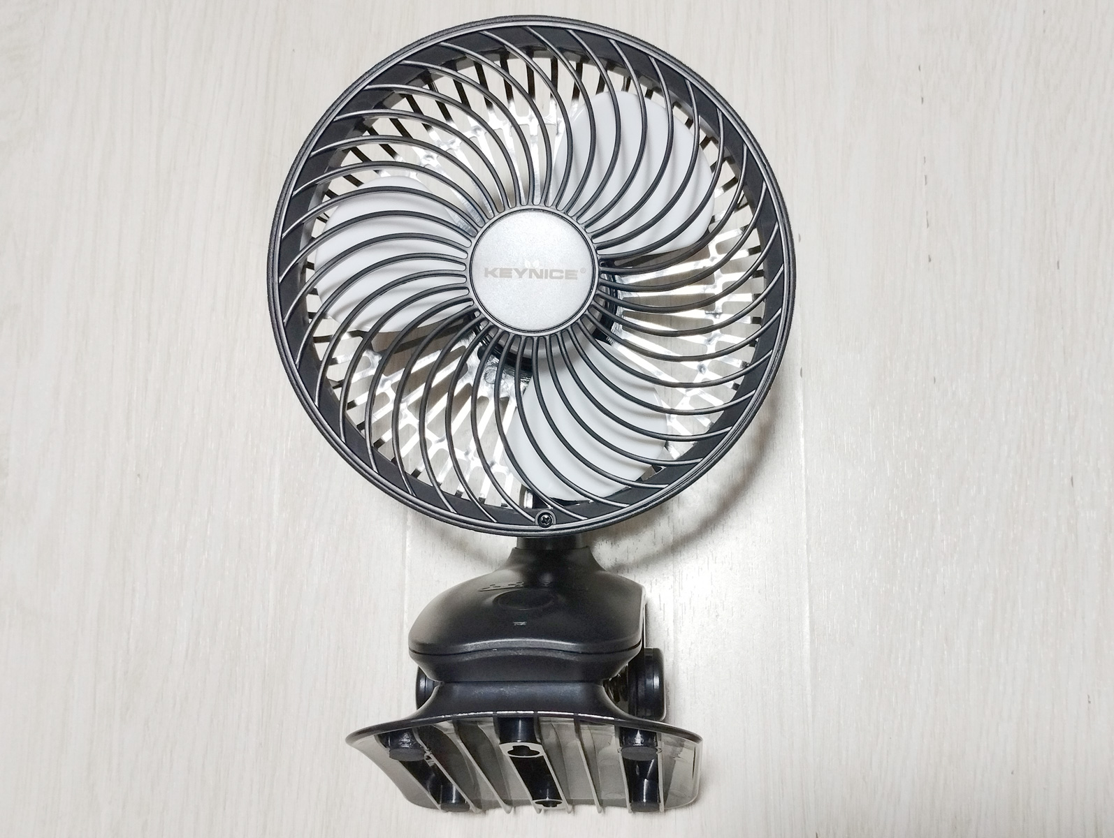 【レビュー】KEYNICEクリップ式&卓上USB扇風機KN-618は広い可動域で用途多彩！掃除の仕方も紹介【口コミ】 | THE白物家電